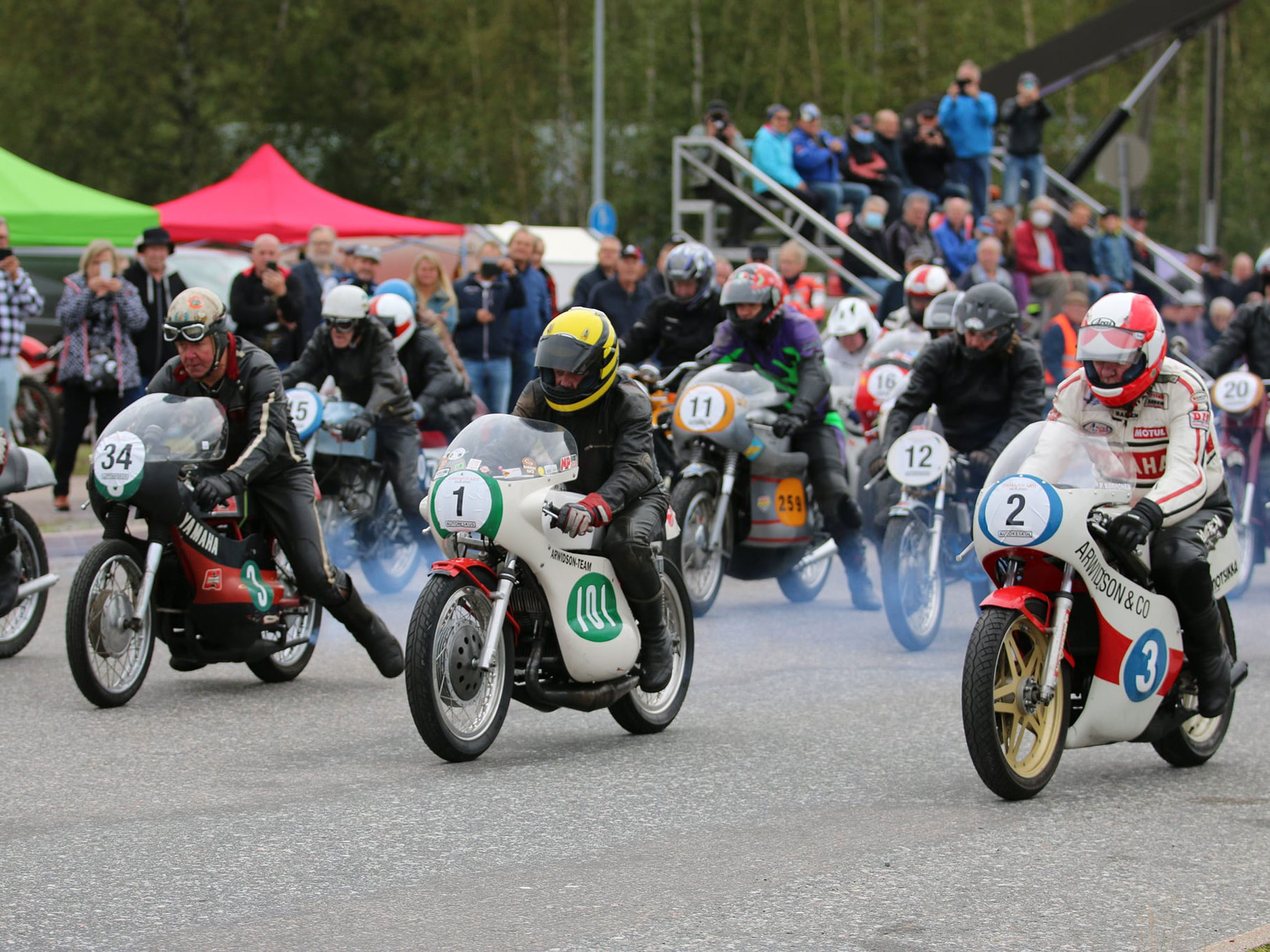 Historiallisissa Itäharjun Ajoissa kunnioitettiin Matti Salosen pitkää ...