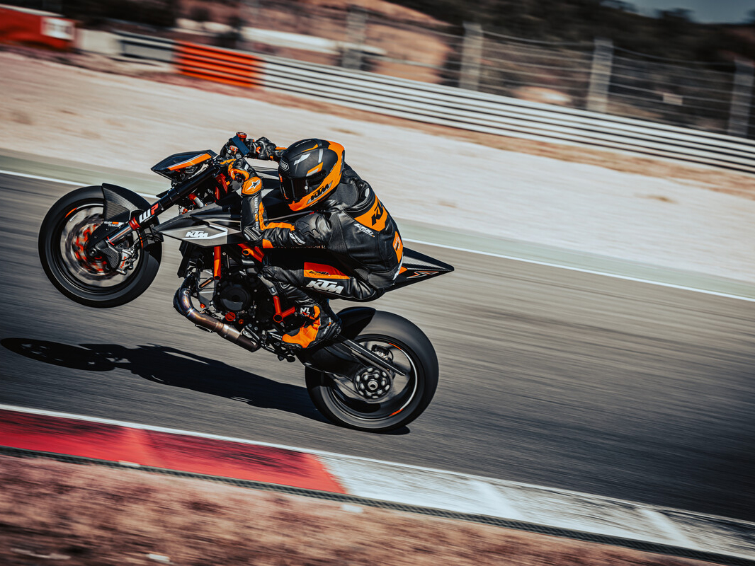 KTM 1290 Super Duke RR Limited Edition: 180 hevosvoiman ja 180 kg:n ...