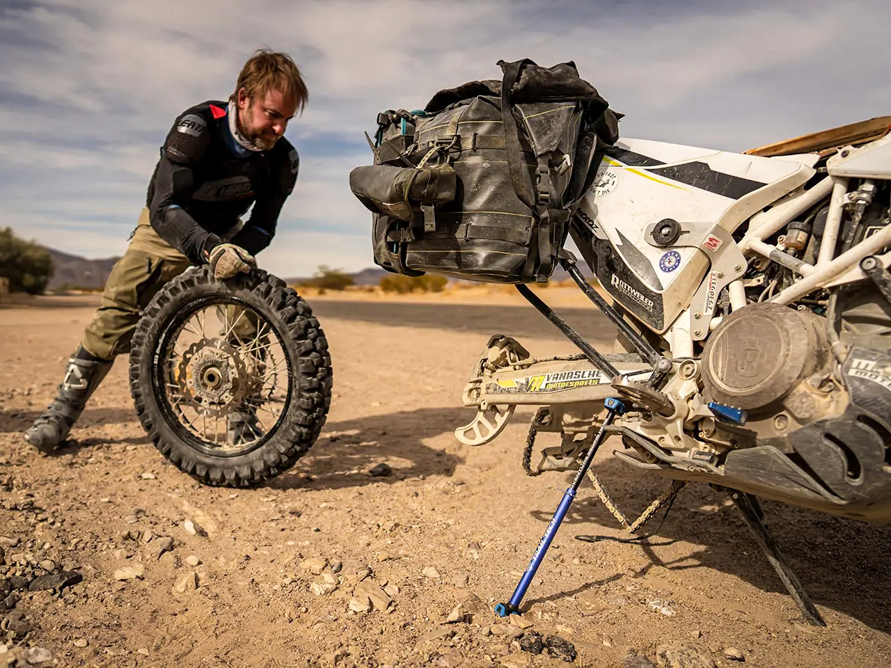 Adventure Trail Stand: yksinkertainen matkanostin kulkee helposti ...